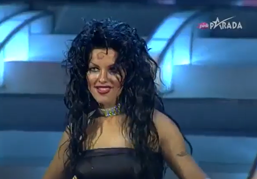 Da li se sećate kako je Seka Aleksić izgledala na početku KARIJERE? Natapirana kosa, mini suknje ...