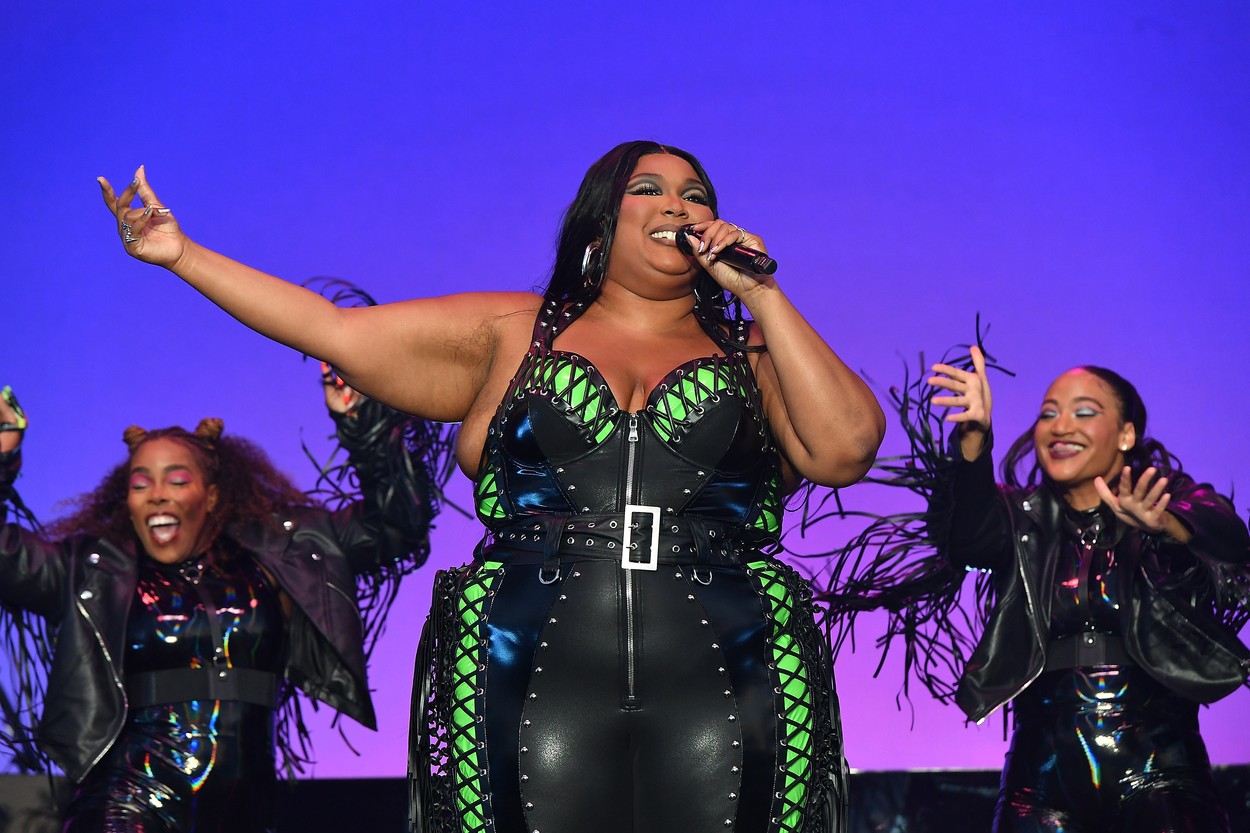 Popularna pevačica optužena od strane novih 6 PLESAČICA za ...